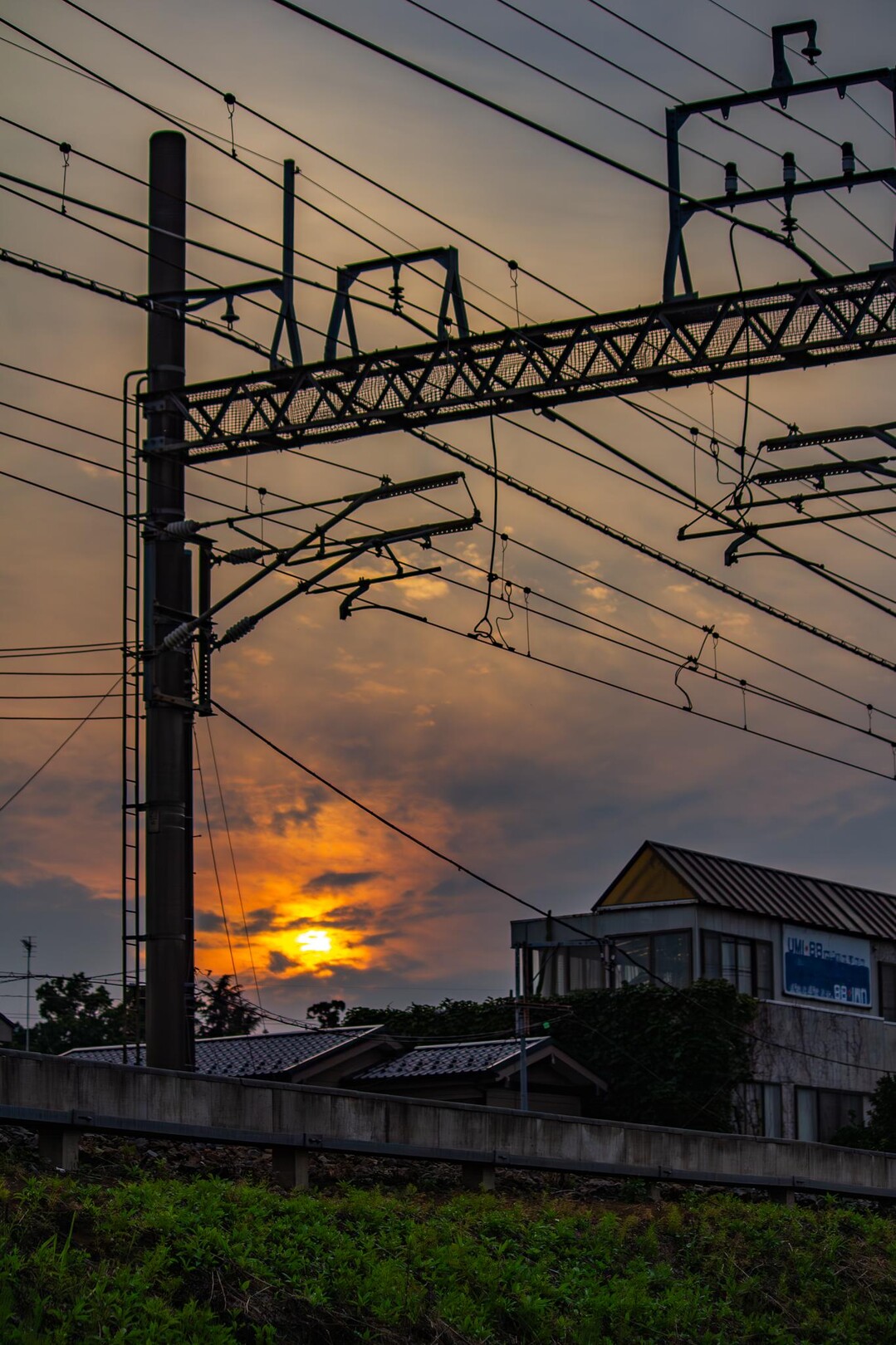線路と夕陽。 架線と夕空の感じが好き。... / stripeさんのモーメント | YAMAP / ヤマップ