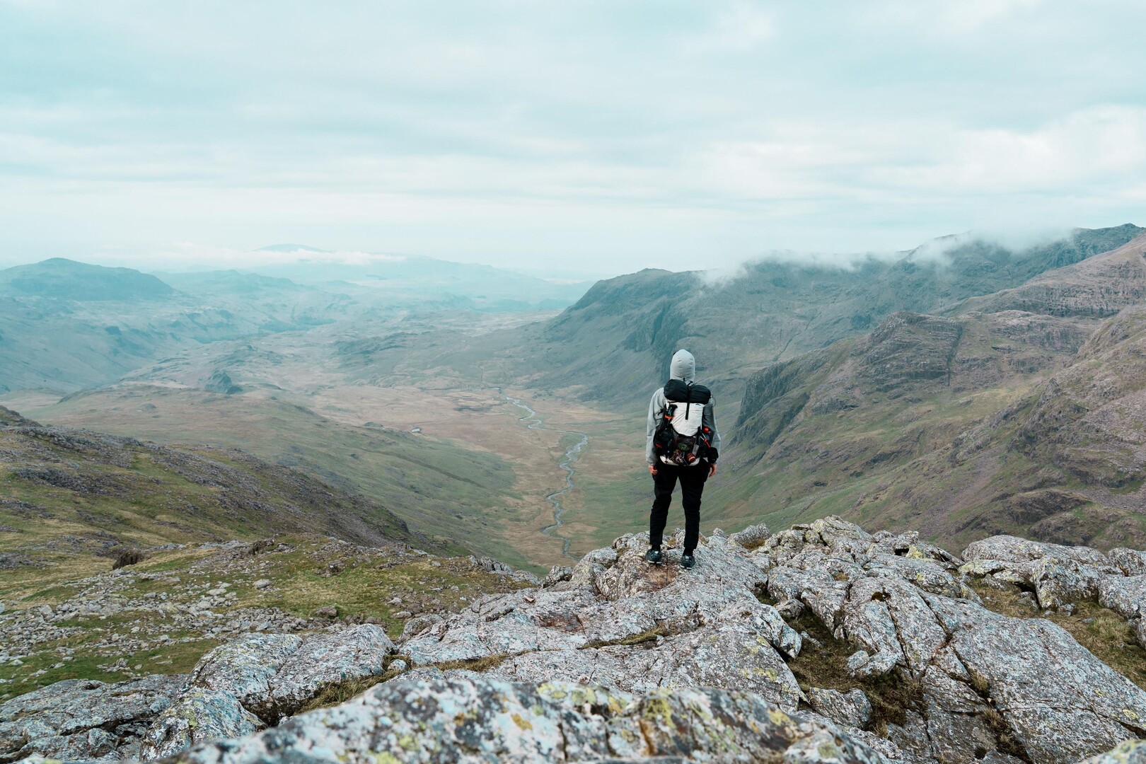 イギリス湖水地方へテント泊登山 | Solo Hiking 13 Miles in the Scafell pike Lake District National Park | England ...