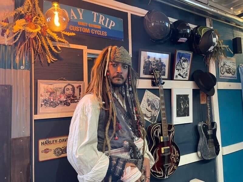 ジョニーデップといえば ロック🎸 お店... / 【町興し仮装者】Captain Jack Sparrowさんのモーメント | YAMAP / ヤマップ