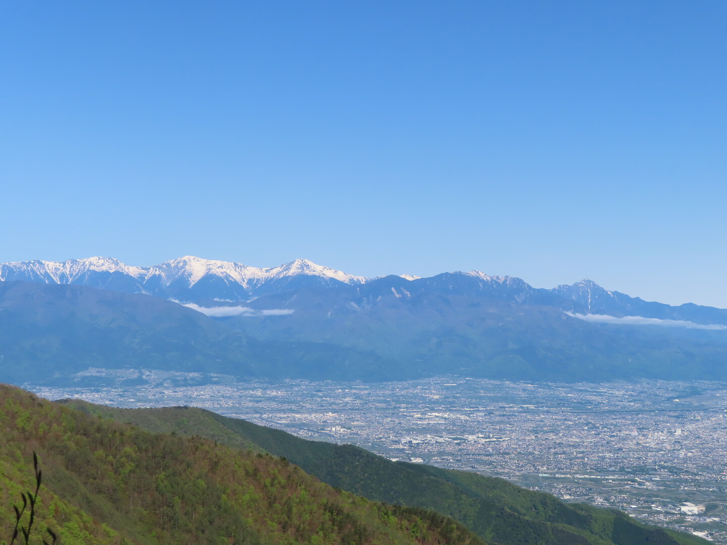 View Mt. Fuji while being blown by the pleasant spring wind ...
