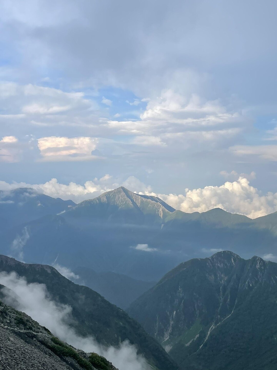 穂高岳山荘 夕ご飯後 ガスか一瞬晴れて現... / Kei707さんのモーメント | YAMAP / ヤマップ