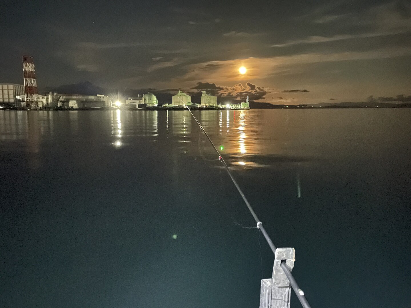 夜釣り 昼は暑いので、夜釣り。 月と港湾... / 鹿児島のTS4さんのモーメント | YAMAP / ヤマップ