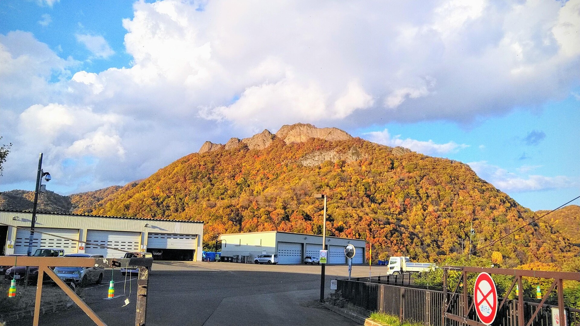 紅葉🍁八剣山 雪虫は? / ga-haさんの観音岩山（八剣山）の活動データ | YAMAP / ヤマップ