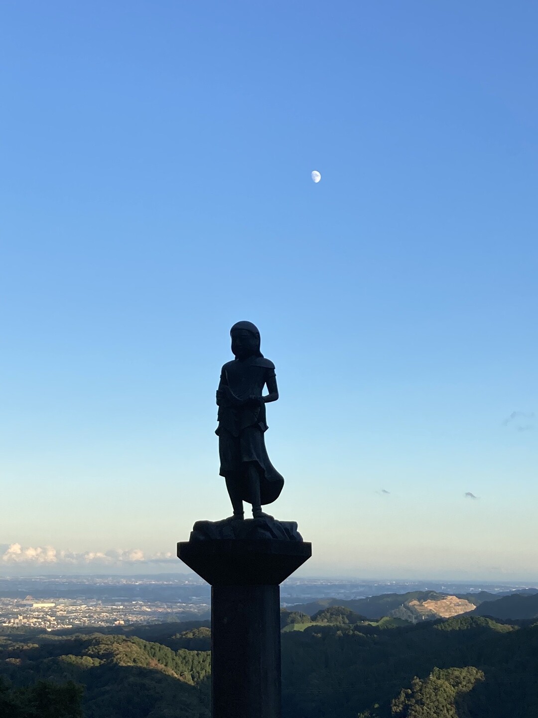 久しぶりの青空に誘われて涼みに高尾山 ケーブル山上駅から。ガハハ。登山靴試適。 オカノブさんの高尾山・陣馬山・景信山の活動データ