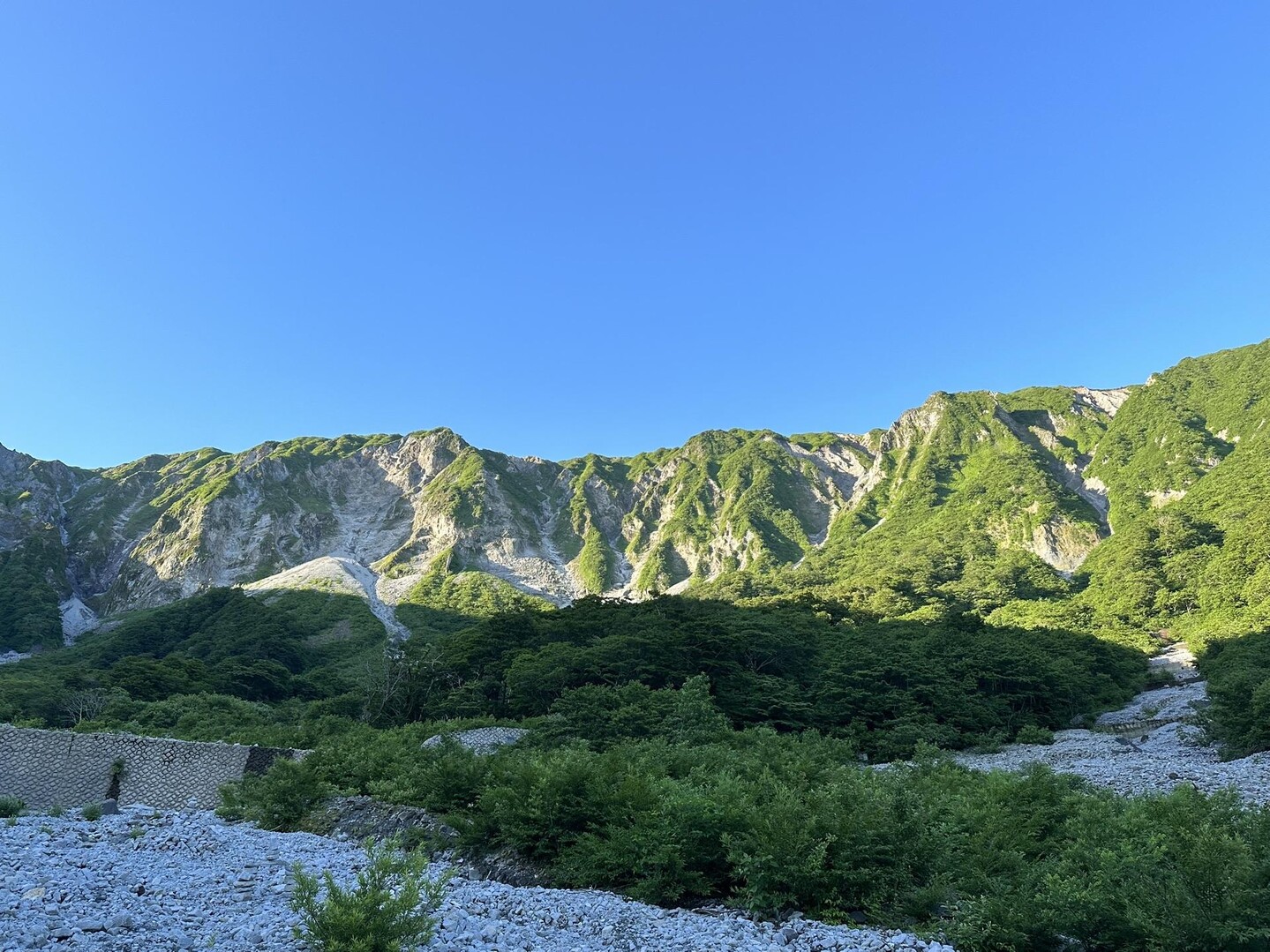 最高の大山ブルー🙌 山頂小屋に重そうな... / やまぴーさんのモーメント | YAMAP / ヤマップ