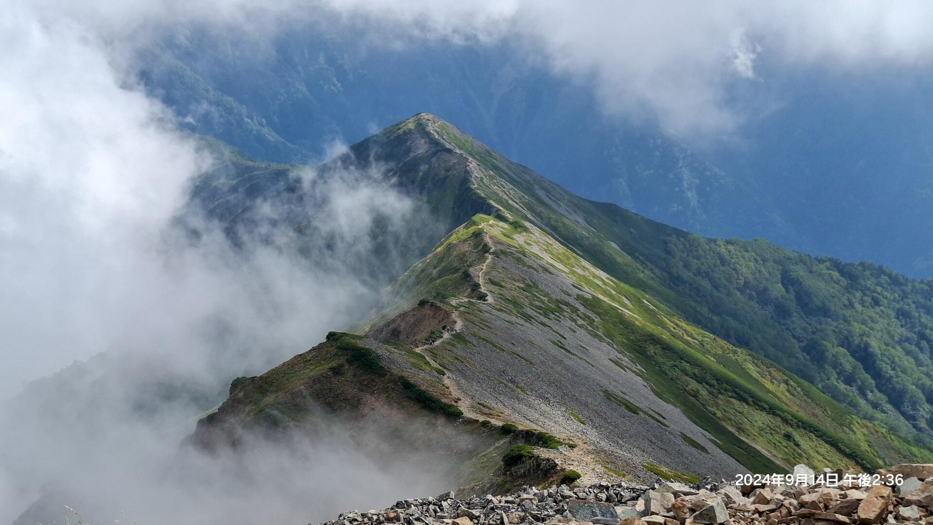 秋空の雲に隠るる鹿島槍 / mitchさんの鹿島槍ヶ岳・五竜岳（五龍岳）・唐松岳の活動日記 | YAMAP / ヤマップ