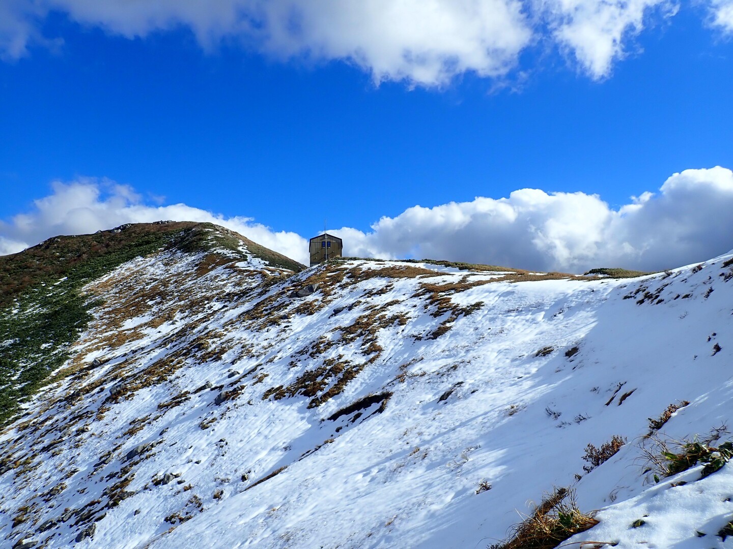 紅葉と雪の以東岳 / hem2さんの以東岳・寒江山・天狗角力取山の活動データ | YAMAP / ヤマップ
