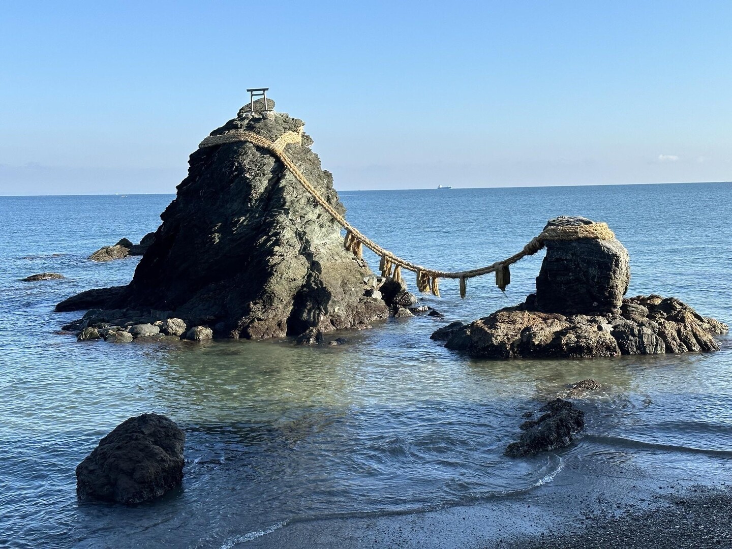 夫婦岩（二見興玉神社） と 伊勢神宮 ... / e_kuneさんのモーメント | YAMAP / ヤマップ