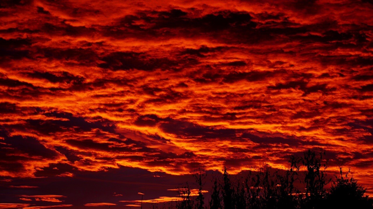 今朝の朝焼け〜凄かった！ もう一枚は昨夜... / ziziさんのモーメント | YAMAP / ヤマップ