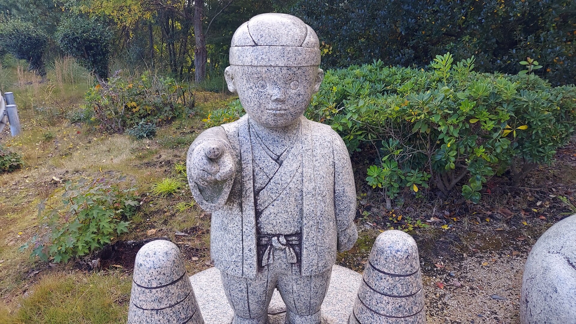 石像の桃太郎みて思う… メガネ外したコナ... / tolucky(^^)さんのモーメント | YAMAP / ヤマップ