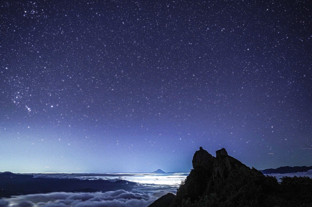 星降る権現岳の夜空と 雲海に浮かぶ霊峰富 ハリララさんのモーメント Yamap ヤマップ