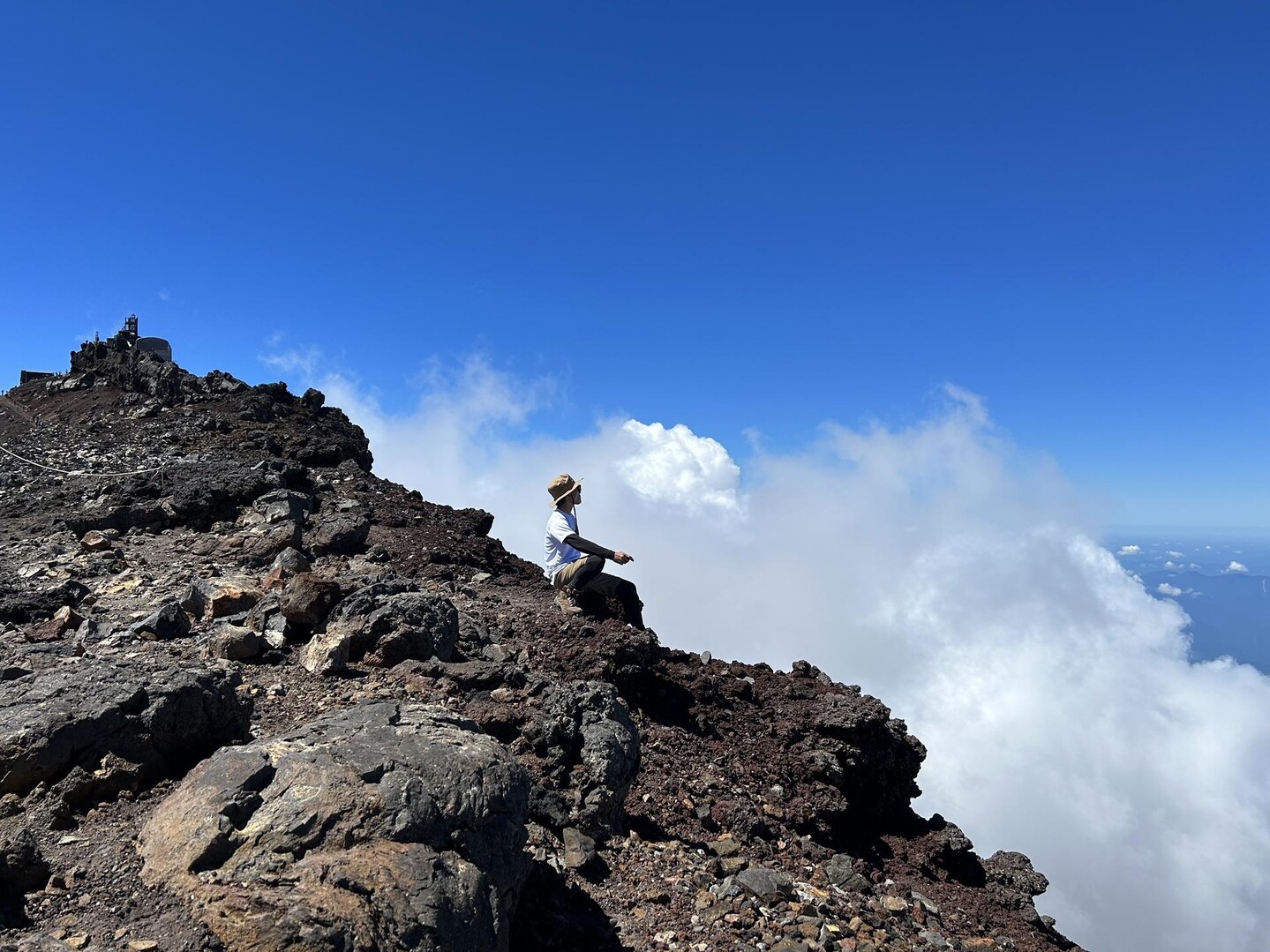 富士山山頂より雲海を臨む / v-mix さんのモーメント | YAMAP / ヤマップ