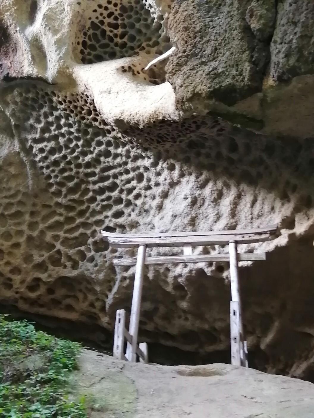 山形県を移動中です 垂水遺跡 岩壁の無数... / eryiさんのモーメント | YAMAP / ヤマップ