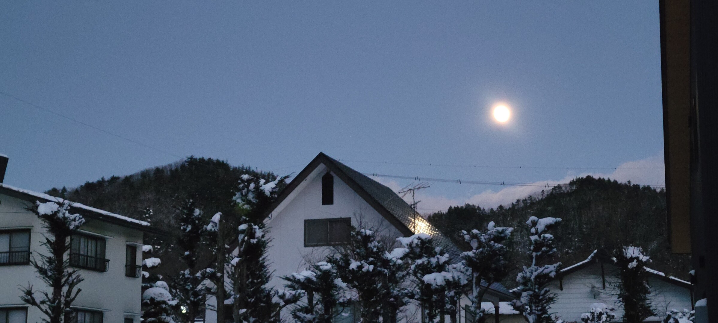 東の空にはまん丸お月様。西は夕焼けの稜線... / hirohiroさんのモーメント | YAMAP / ヤマップ