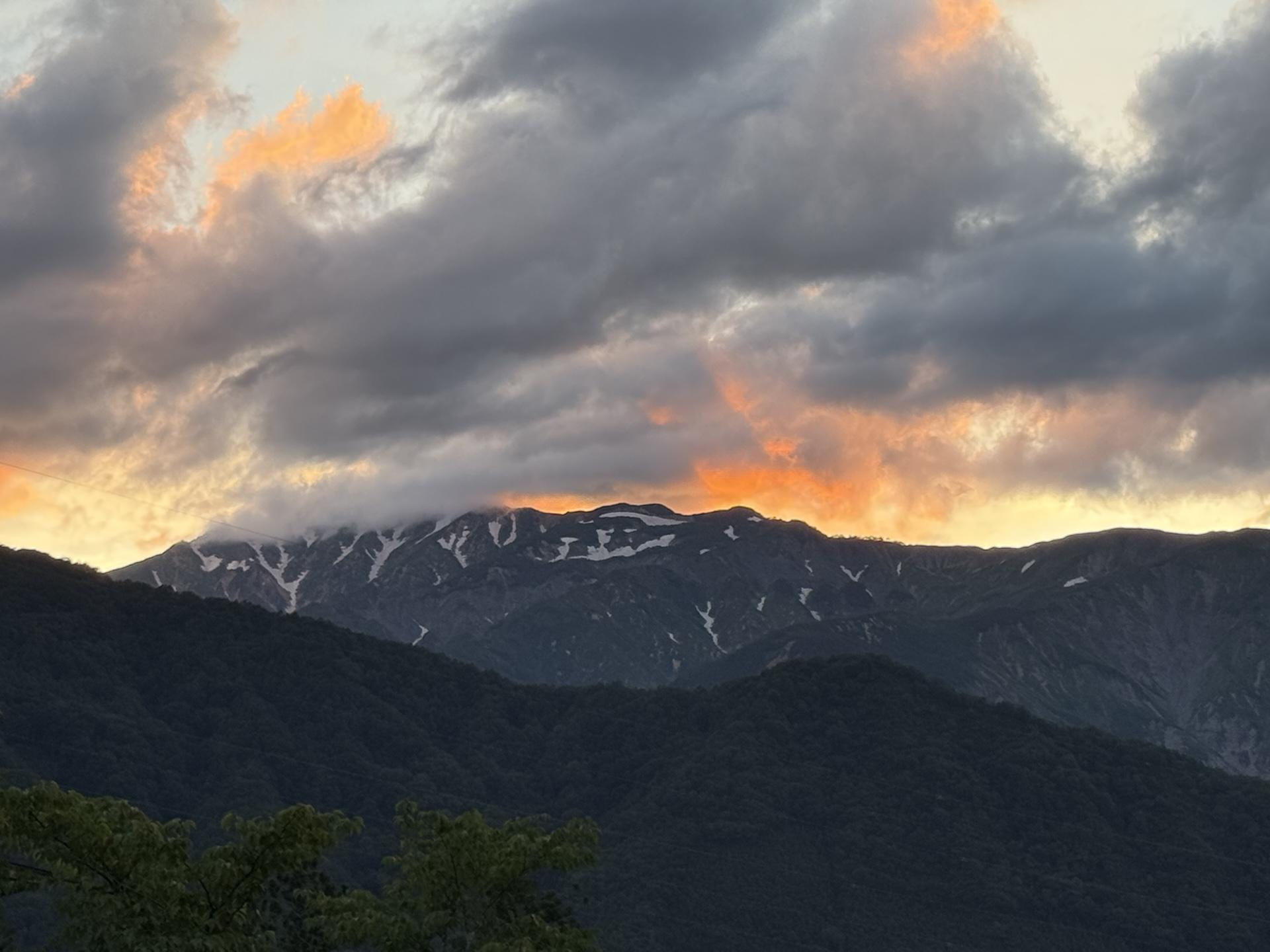 夕暮れの唐松岳。 明日登りに行きます。 / Kobbyさんのモーメント | YAMAP / ヤマップ