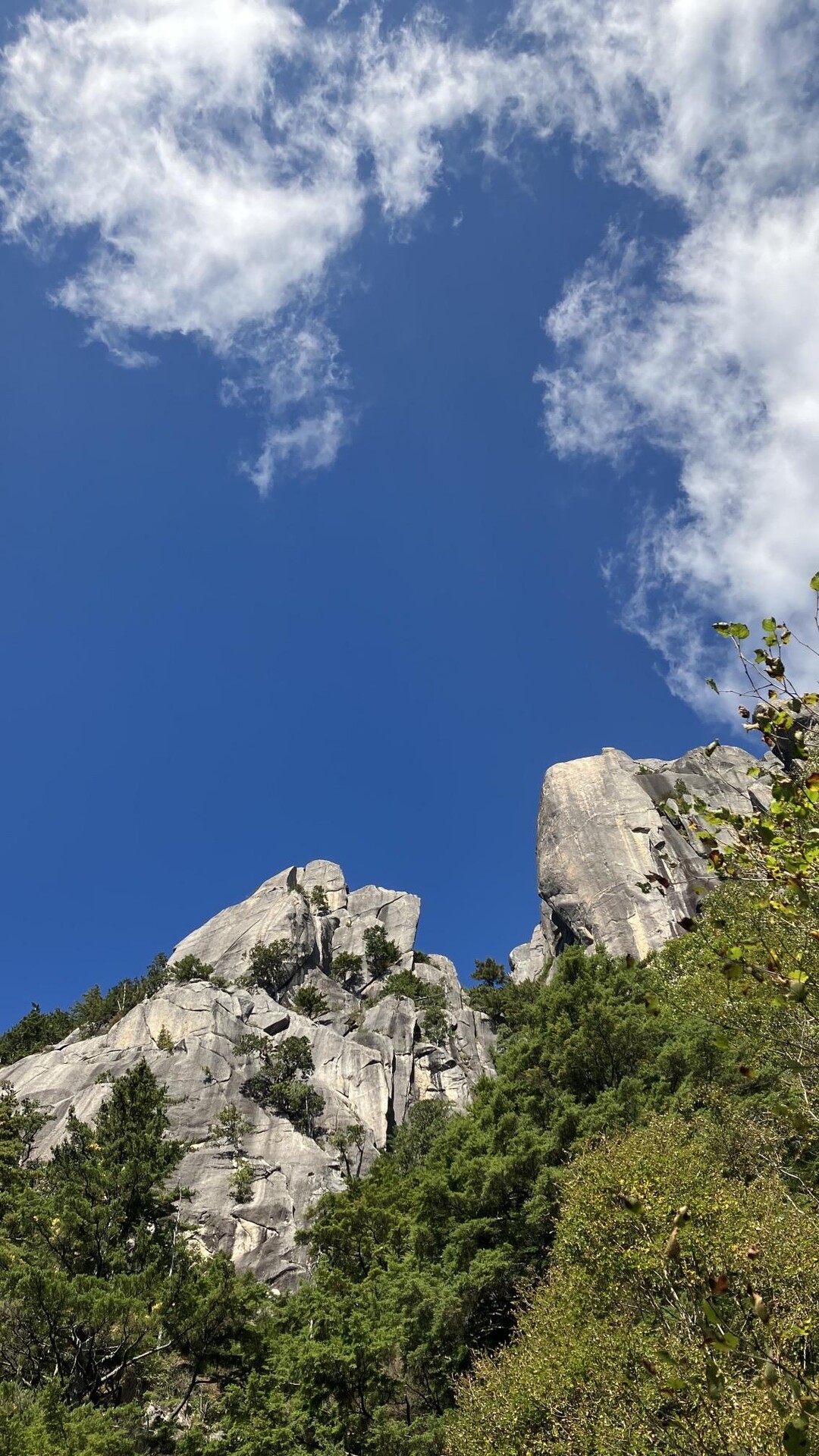 瑞牆山の十一面岩左岩壁にある錦秋カナトコ... / 6DMEさんのモーメント | YAMAP / ヤマップ