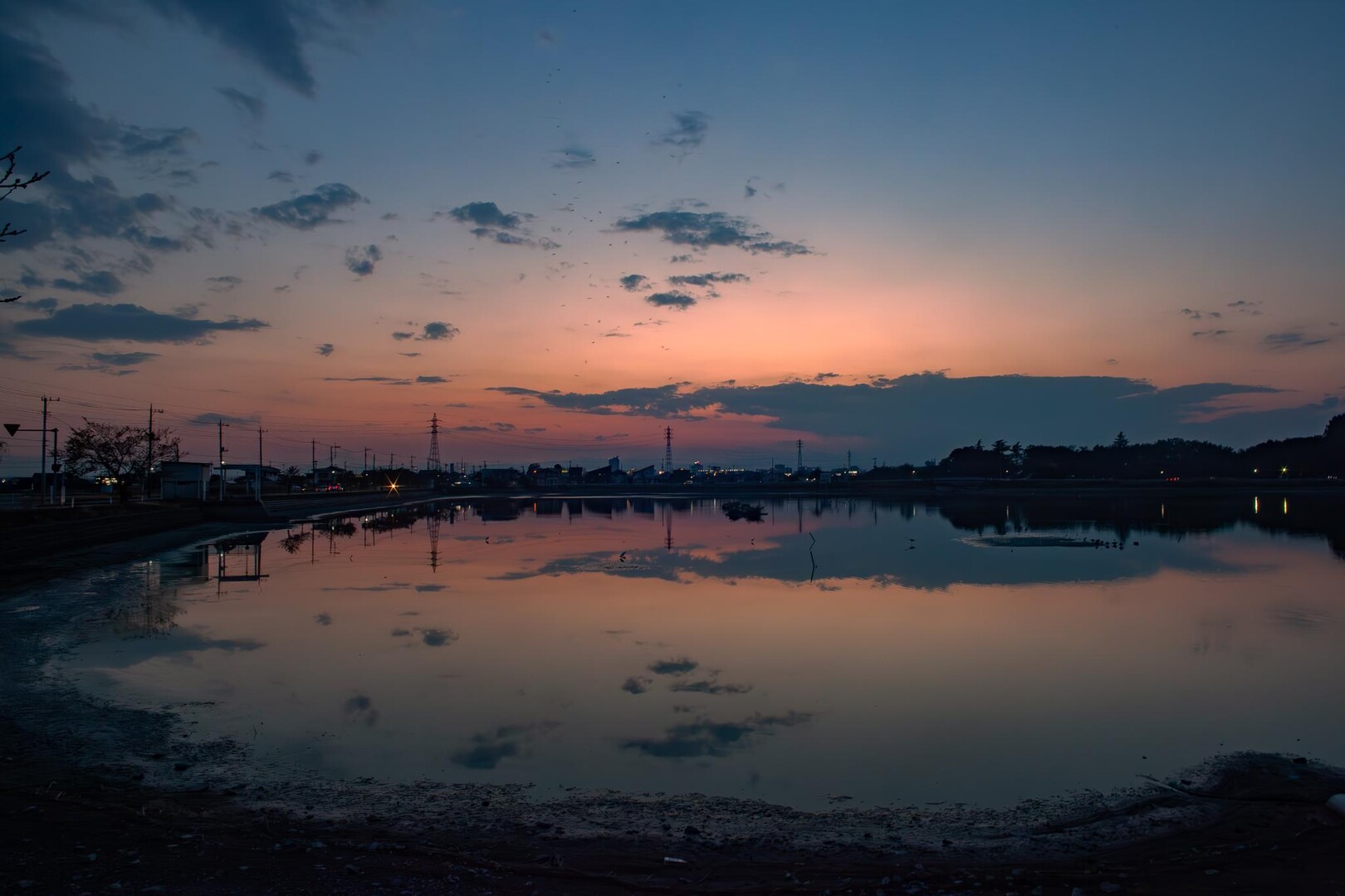 青の静寂。 水辺の静かな夕暮れ。 20... / stripeさんのモーメント | YAMAP / ヤマップ