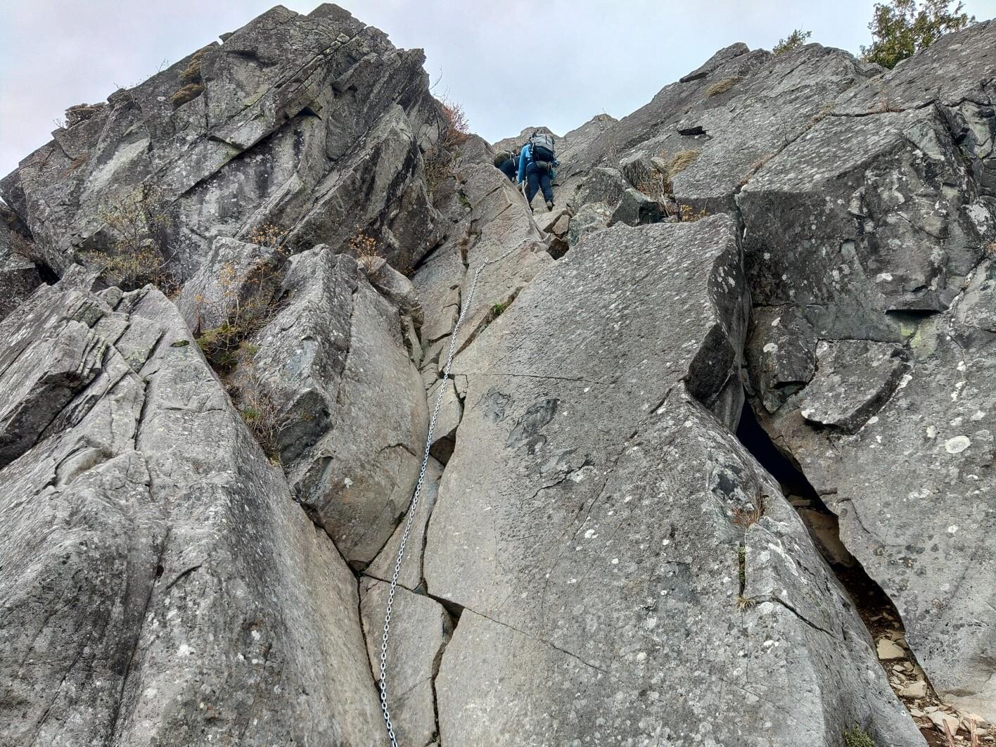 20M巨岩（鳳岩）登ってみた 乾徳山・乾徳山（北峰）・笠盛山・黒金山・道満山 / ＠タッキーさんの乾徳山・黒金山の活動データ | YAMAP / ヤマップ