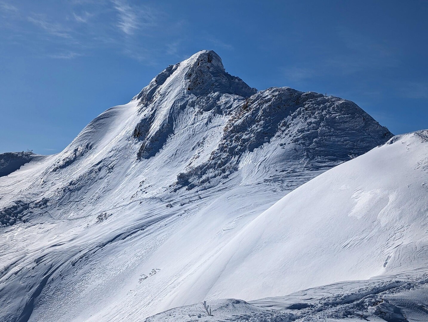 カッコいい剣ヶ峰山と武尊山ブルー / mz37さんの武尊山・鹿俣山・尼ヶ禿山の活動データ | YAMAP / ヤマップ